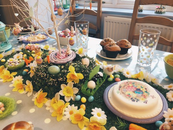 HOW TO STYLE AN EASTER TABLE: EGGSTATIC ENTERTAINMENT - Nina Louise